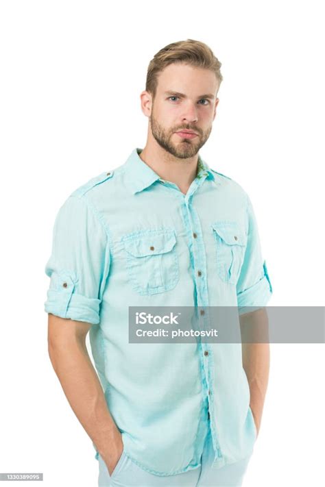 패션 숍 세련된 머리와 건강한 피부를 가진 남자 면도하지 않은 얼굴과 콧수염을 가진 남자 이발소에서 수염 손질과 헤어 케어 잘 손질 잘 생긴 남자 고립 된 흰색 배경 수염을