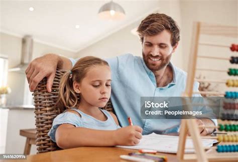 학생 쓰기 및 학습 소녀와 아빠 선생님은 거실에서 함께 수학 문제 숙제 해결을 돕습니다 행복한 홈스쿨 수업 아빠 또는 아버지가 아이 주판과 숫자 교육을 가르치고 있습니다 2