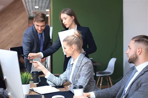 태블릿 및 Pc 컴퓨터에서 작업 현대 밝은 사무실 인테리어 브레인 스토밍에서 회의에 시작 비즈니스 팀 경영자에 대한 스톡 사진 및 기타 이미지 Istock