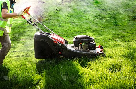 带着割草机的专业园丁