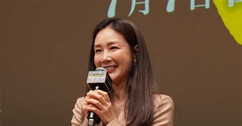 チェ・ジウ、「ブラックペアン」続編試写会にサプライズ登場 二宮和也らの「かわいい」に照れ サンスポ
