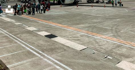 공항 활주로 위에 앉아 있는 빨간색과 흰색의 대형 제트 여객기 사진 Unsplash의 무료 인도네시아 이미지