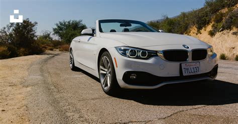 길가에 흰색 승용차 한 대가 주차되어 있습니다 사진 Unsplash의 무료 캘리포니아 이미지