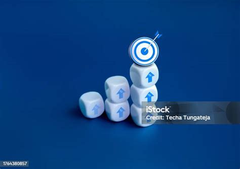 목표와 성공 화이트 큐브 블록 위에 있는 3d 대상 아이콘에 화살표 다트 위쪽 화살표가 있는 막대 그래프 단계 비즈니스 성장