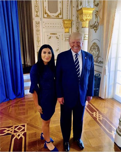 Thân Thế Nhà Lý Luận âm Mưu Xuất Hiện Bên ông Trump