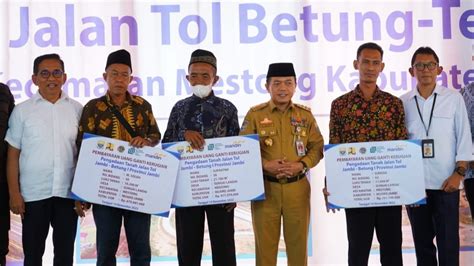 Al Haris Serahkan Secara Simbolis Ganti Untung Jalan Tol Jambi Betung Betara Id