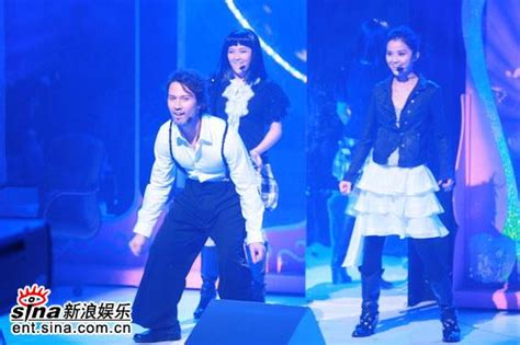 图文：tvb翡翠歌星贺台庆 双胞胎组合成员影音娱乐新浪网
