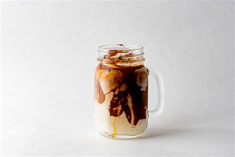 아이스 커피 카푸치노 또는 라떼 찐 우유와 거품우유 거품이 있는 에스프레소는 갈색 설탕을 얹어 얼음 위에 얹습니다 클래식 한 이탈리아 또는 프랑스 카페 좋아하는 각얼음에