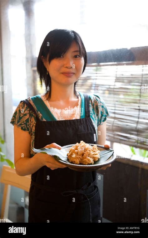 Serveuse japonaise Banque de photographies et dimages à haute