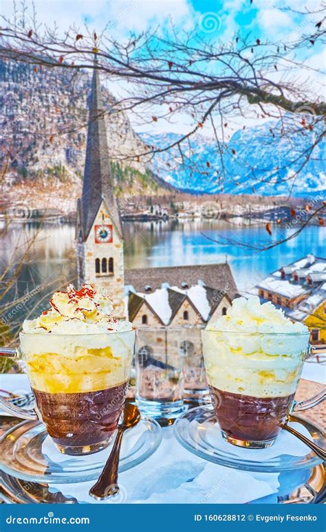 Две чашки кофе напитка Wiener Melange Halltatt Salzkammergut Австрия