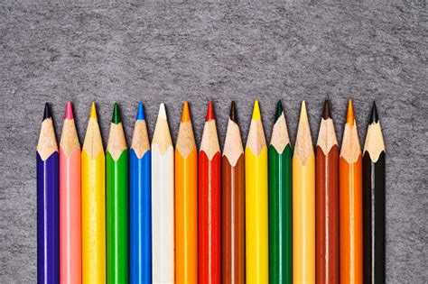 학교의 질감이 흑연 보드 근접 촬영에 공급 하 고 있습니다 어두운 회색 배경에 밝은 다채로운 연필 디자인에 대 한 준비 배경 0명에 대한 스톡 사진 및 기타 이미지 Istock