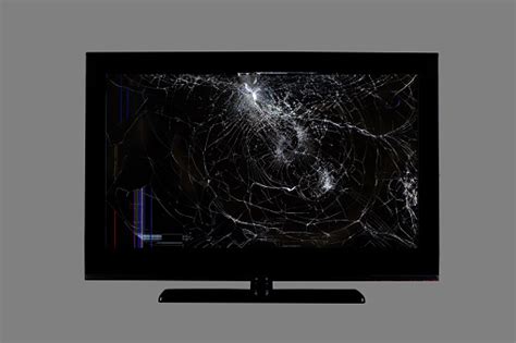 회색 배경에 격리 된 액정 디스플레이 컴퓨터 모니터 또는 풀 Hd Tv의 검은 색 깨진 화면에 컬러 줄무늬와 균열 깨짐에 대한