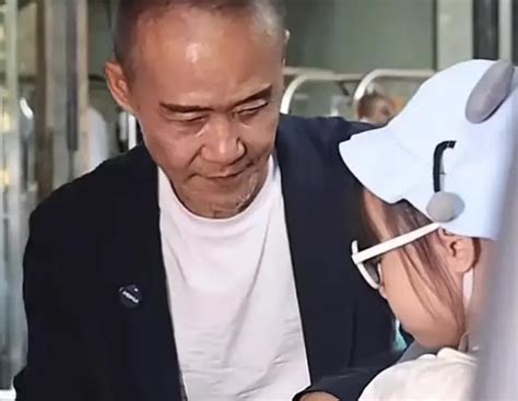 72岁王石变 女儿奴”，4岁萌娃肤白貌美神似田朴珺，一家三口出行像三代人！