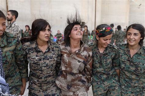 Syrian Women Fighters Prepare To Join Fight Against Isis Daily Mail