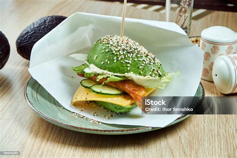 닭고기 치즈 오이 양상추를 곁들인 만두와 같이 아보카도 반으로 만든 특이한 버거입니다 보기를 닫습니다 건강하고 녹색 음식 0명에