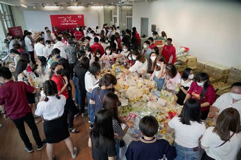 ครอบครัวเพื่อไทย ร่วมกันบรรจุ ถุงยังชีพ ช่วยผู้ประสบภัย น้ำท่วมกรุงเทพ