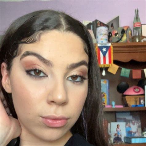 Malani 💜 Lynae 🌺🇵🇷 Malani H เรื่องราว Snapchat ตลอดจน Spotlight และเลนส์