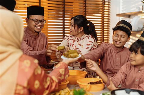 이드 알피트르를 축하하고 여러 세대가 함께 지내는 무슬림 가족 12 13세에 대한 스톡 사진 및 기타 이미지 12 13세 35 39세 50 54세 Istock