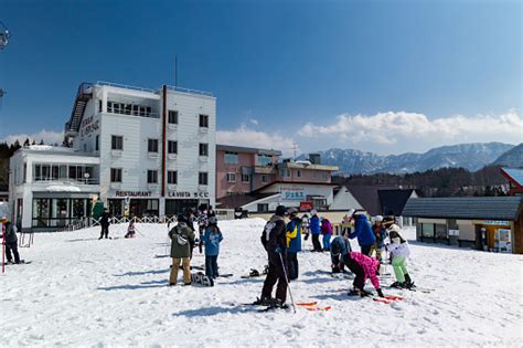 스키어와 스노보더는 화창한 날 츠가이케 스키 리조트의 체어리프트 아래에서 줄을 서서 기다립니다 Satoyama Scenery에 대한 스톡 사진 및 기타 이미지 Istock