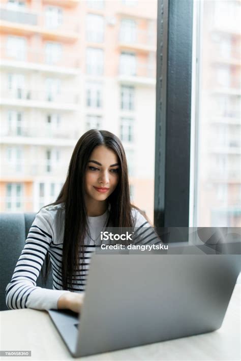 아름 다운 미소 백인 여자 블로거 는 카페테리아에 앉아 노트북을 사용 하 여 스마트 캐주얼 옷을 입고 기업가에 대한 스톡 사진 및 기타 이미지 Istock