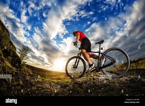 Amplio ángulo de visión de un ciclista de montar bicicleta en un