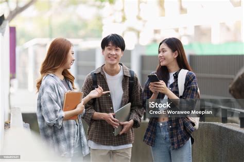 야외에서 친구들과 함께 있는 젊은 아시아 여자 대학생 대학 캠퍼스 교육 학교 공부에서 일하는 대학생 Group A에 대한 스톡