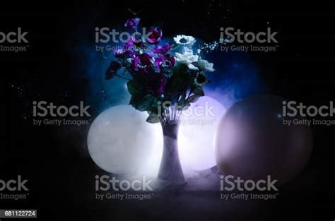 빛과 안개와 별어두운 배경에 행에 서 유리 꽃병에 그림 같은 보라색 봄 꽃 클로즈업 0명에 대한 스톡 사진 및 기타 이미지