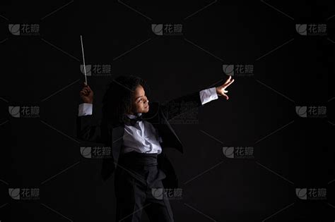 穿着燕尾服拿着指挥棒的女孩