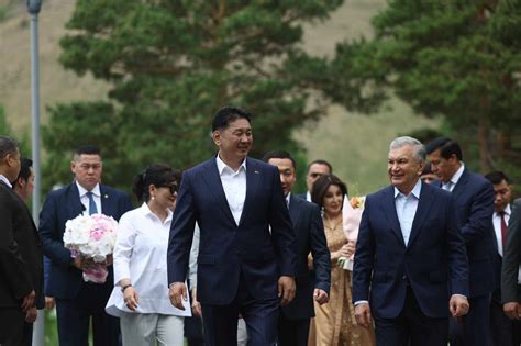 Ерөнхийлөгч У Хүрэлсүх Ш Мирзиёев нар дурсгалын мод тарилаа Монгол Улсын Ерөнхийлөгчийн