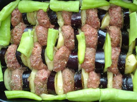 Μπιφτέκια με πατάτες και μελιτζάνες στη γάστρα