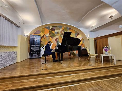 Glasbena šola Slovenska Bistrica Ponosni Na Nov Koncertni Klavir Preizkusil Ga Je Tudi Virtuoz