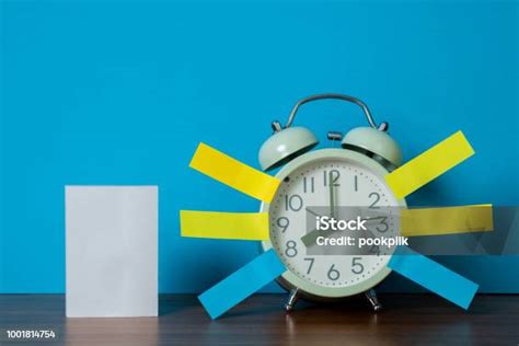 참고 종이 끈 적 하 고 빈티지 알람 시계 복사 공간을 테이블에 추가 텍스트 통지 뭔가 메모 및 일정 개념 목록 종이에 대한 스톡 사진 및 기타 이미지 Istock