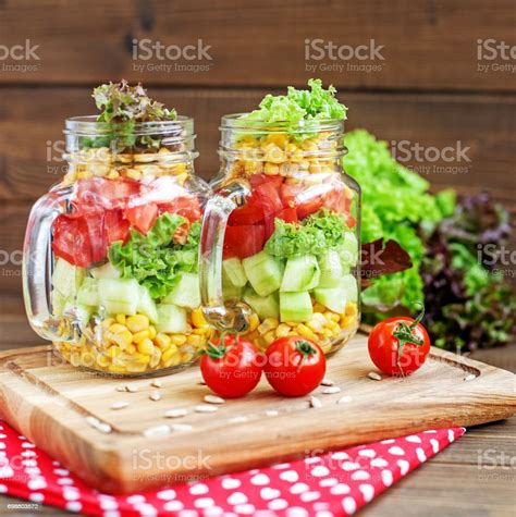 토마토 오이 옥수수 상 추의 야채 샐러드 건강 식품 다이어트 채식의 개념 다이어트에 대한 스톡 사진 및 기타 이미지 다이어트