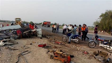 16 قتيلًا جراء اصطدام شاحنة بحافلة صغيرة في إيران