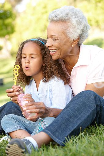 Nenek Dan Cucu Meniup Gelembung Di Taman Foto Stok Unduh Gambar Sekarang Nenek Eyang