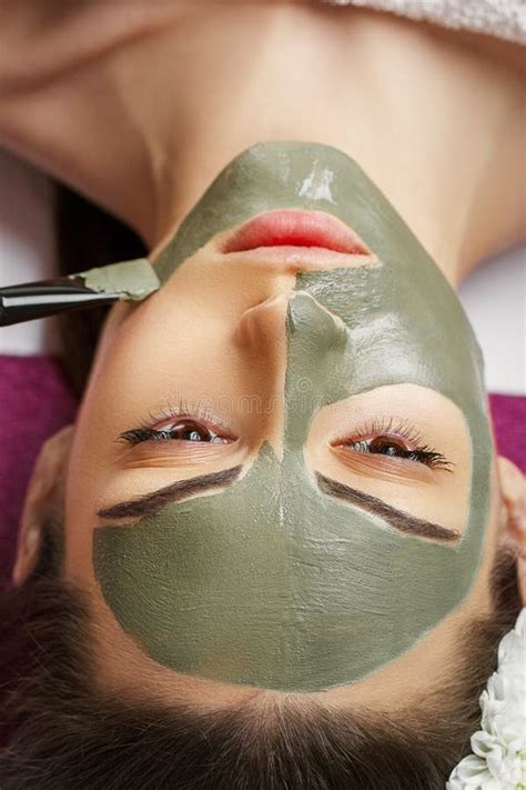 Женщина с маской глины лицевой во спа красоты Skincare R Портрет конца