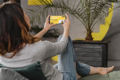 Femme Utilisant Un Mobile Psd Premium