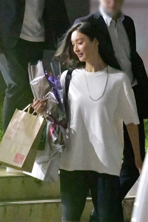 【写真】《2度見必至》菜々緒「圧巻の9頭身ボディ」が闇夜に映える！35才には見えない「肌つやと美デコルテ」｜newsポストセブン