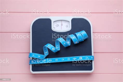 분홍색 나무 바닥에 욕실 규모와 측정 테이프 평면도 체중 감량 개념 0명에 대한 스톡 사진 및 기타 이미지 0명 개념