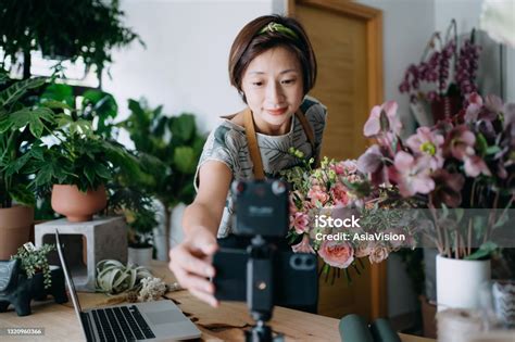 숙련 된 아시아 여성 식물학자 중소 기업 꽃 가게의 소유자 꽃 꽃 다케 배열에 대한 온라인 자습서를 시작하기 전에 스마트 폰