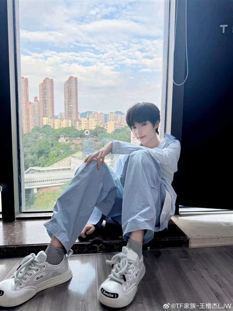 Wang Lujie 王橹杰 Vương Lỗ Kiệt Đang Yêu Trai Dễ Thương Dép