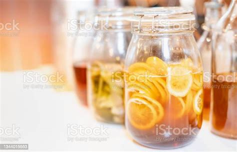 레몬 유기농 프로바이오틱 음료로 다양한 향료를 가진 수제 발효 생 콤부차 차 건강에 좋은 천연 음료와 건강에 좋은 물에 대한 스톡 사진 및 기타 이미지 Istock