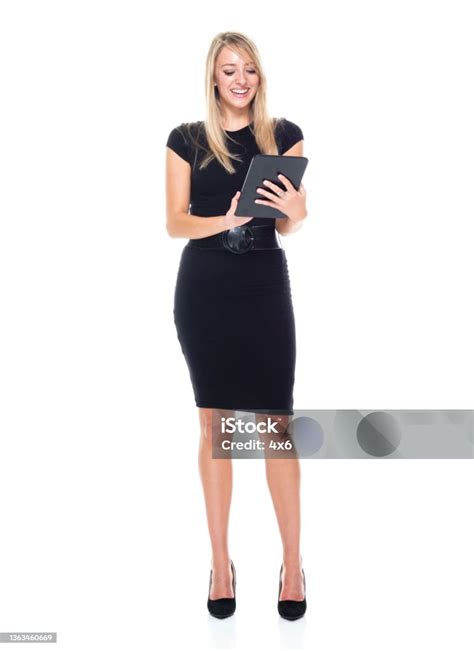 백인 여성 사업가 서 흰색 배경 의 앞에 서 비즈니스 웨어를 입고 디지털 태블릿을 사용 하 여 컷아웃에 대한 스톡 사진 및 기타 이미지 Istock