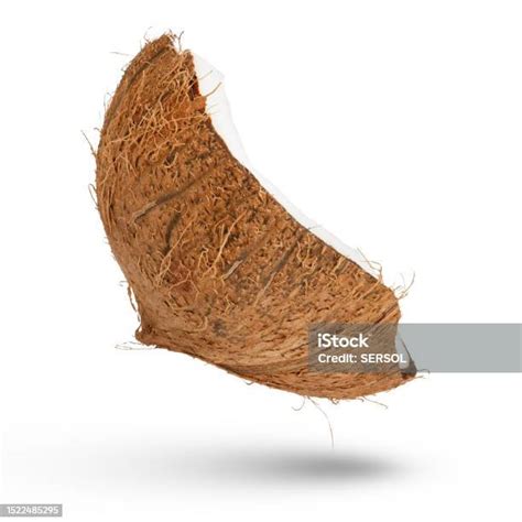하얀 고립된 배경에 날아다니는 뚜껑이 있는 코코넛 조각 그림자를 드리우는 빵 껍질이 있는 코코넛의 일부 갈색에 대한 스톡 사진 및 기타 이미지 Istock