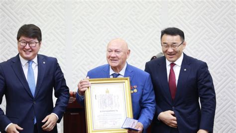 ЗХУ ын хошой баатар БНМАУ ын баатар сансрын нисгэгч В А Джанибековыг