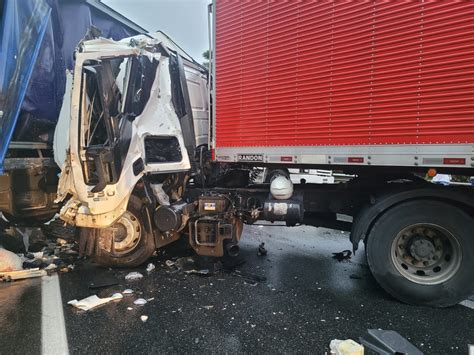 Acidente Envolvendo Duas Carretas E Um Carro Interdita Pista Da Dutra