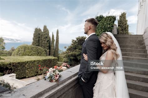 야외 공원 배경에서 산책에 행복한 신부와 신랑의 포옹과 부드러움 20 24세에 대한 스톡 사진 및 기타 이미지 20 24세 2명 30 34세 Istock
