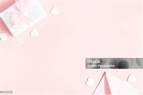 발렌타인 데이 배경 선물 상자 봉투 파스텔 핑크 배경입니다 발렌타인 데이 개념입니다 평면 위치 최고 보기 복사 공간 분홍에 대한