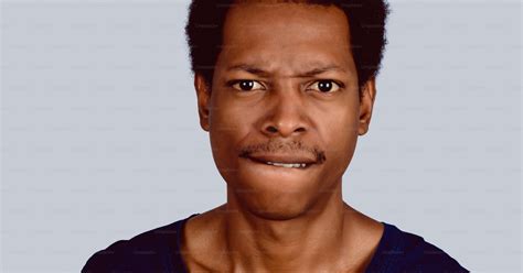 무언가에 대해 걱정하는 아프리카계 미국인 남자의 초상화 사진 Unsplash의 개념 이미지