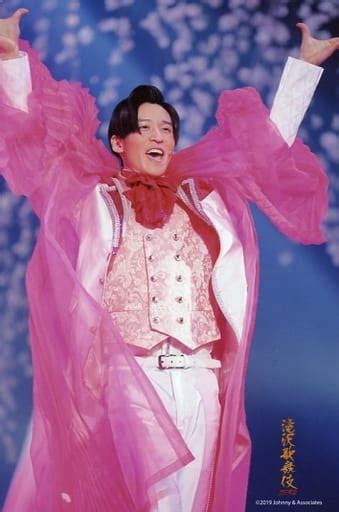 駿河屋 Snow Man目黒蓮ライブフォト・膝上・衣装白・ピンク・右向き・両手上げ・口開け・2lサイズ「滝沢歌舞伎zero」ステージ